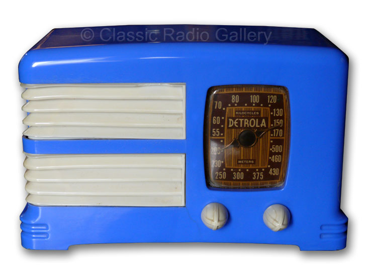 Detrola Radio 274 blue plaskon with white grill